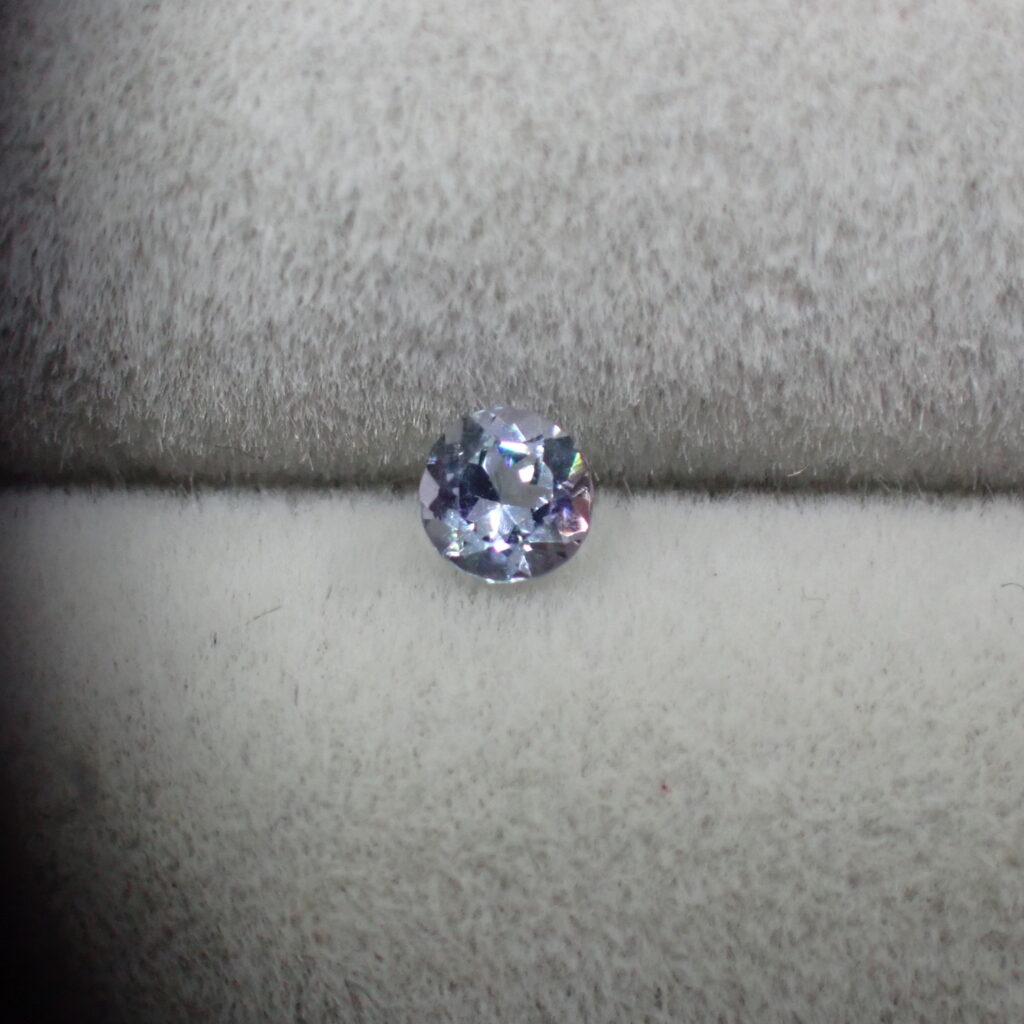 多色性 夢色ブルーグリーン系コーネルピン 0.082ct | 宝石つむり