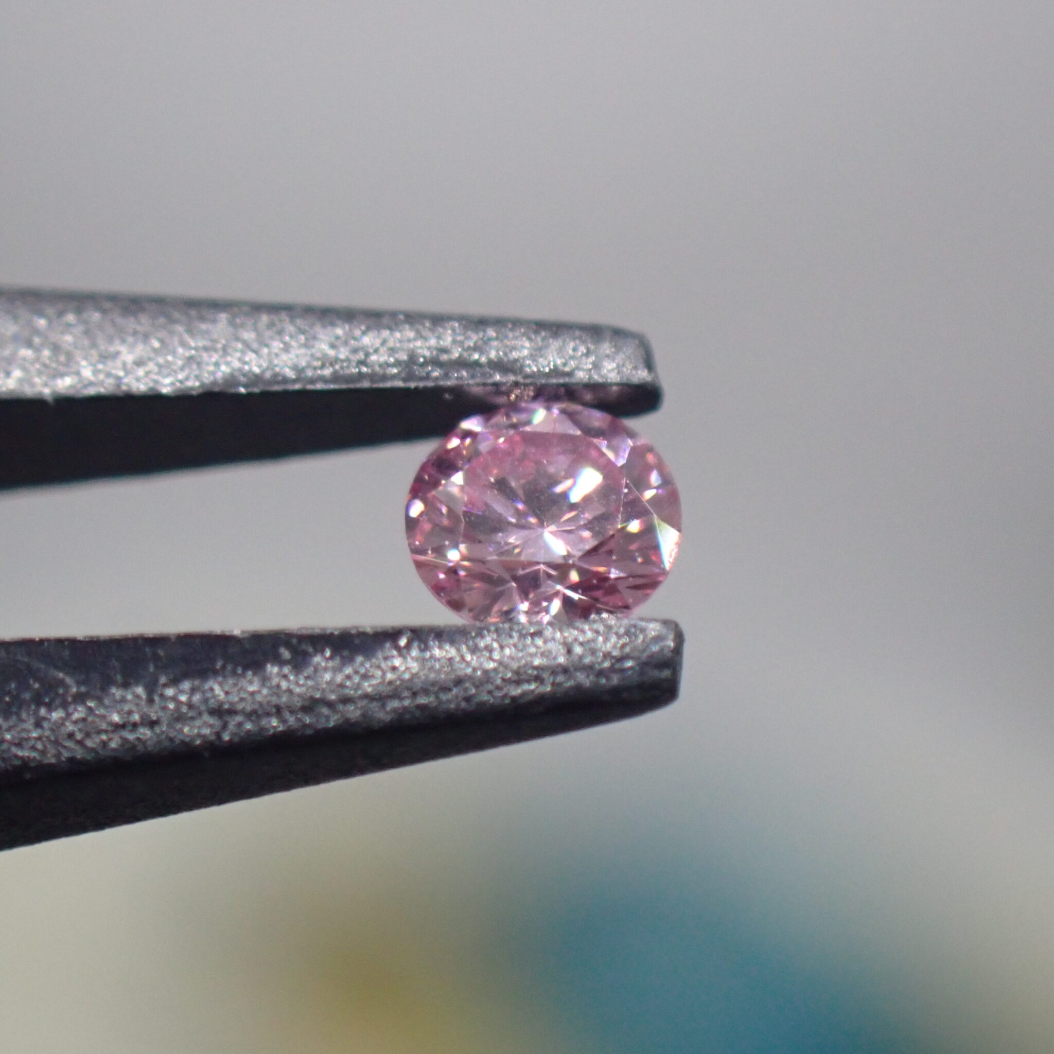 貴重なラウンドカット☆Fancy Intense Purplish Pink 0.077ct | 宝石つむり