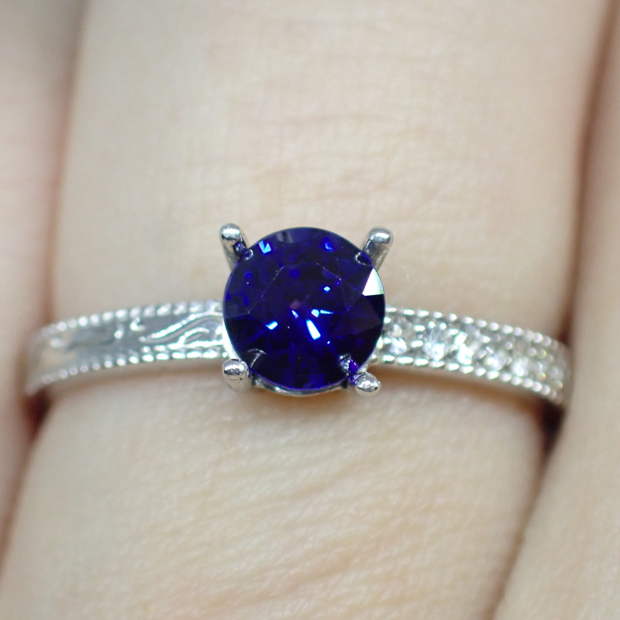 【AIGS鑑別書付】ネオン感 美しすぎるロイヤルブルーサファイア 0.53ct | 宝石つむり