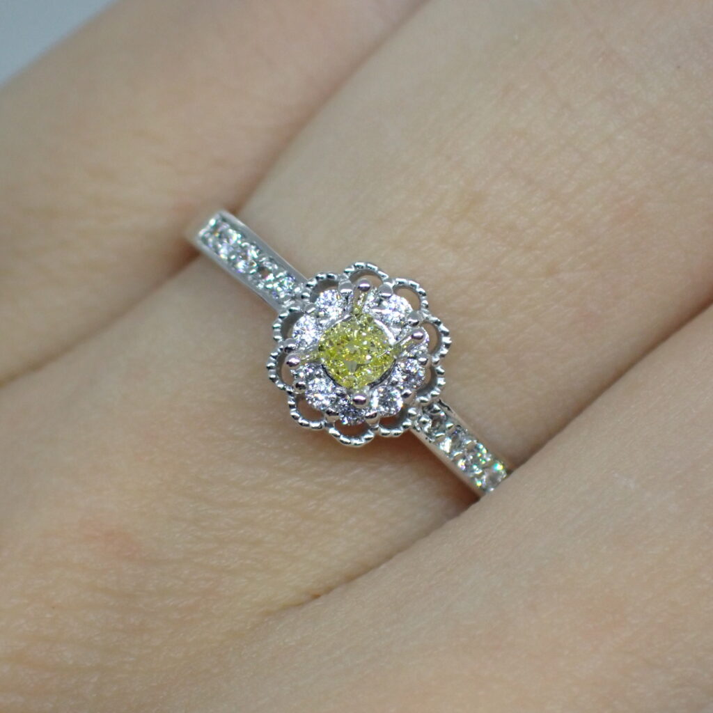 輝き キラキラのFancy Intense Yellow (SI-1) 0.106ct | 宝石つむり