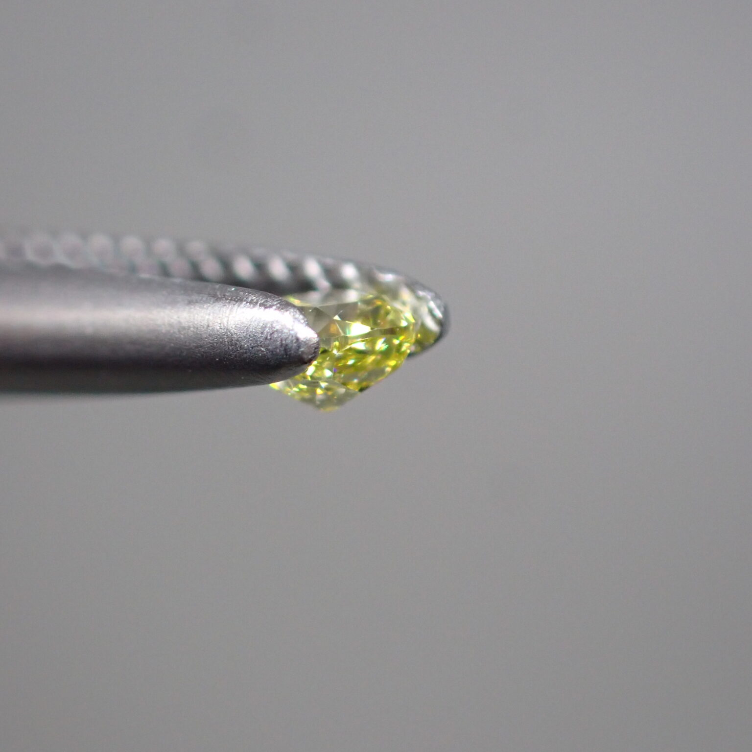 輝き キラキラのFancy Intense Yellow (SI-1) 0.106ct | 宝石つむり