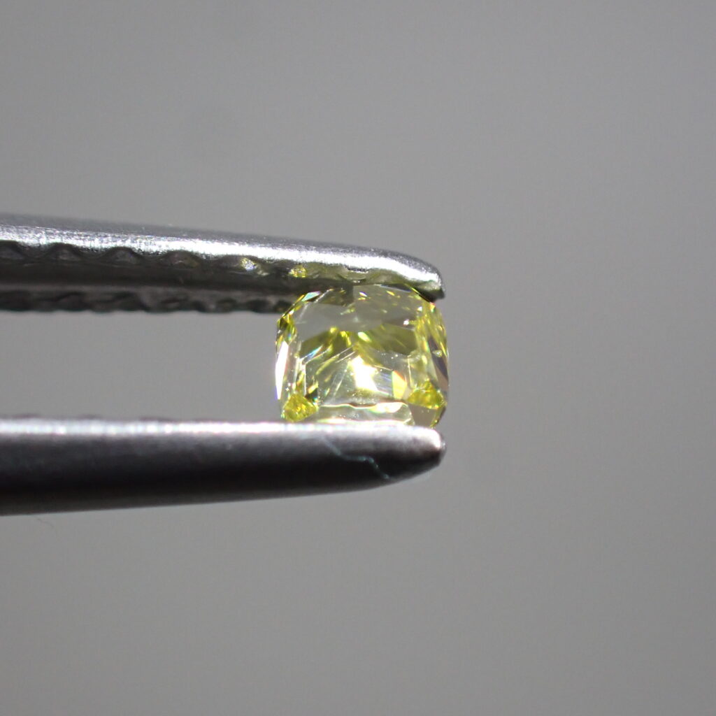 輝き キラキラのFancy Intense Yellow (SI-1) 0.106ct | 宝石つむり
