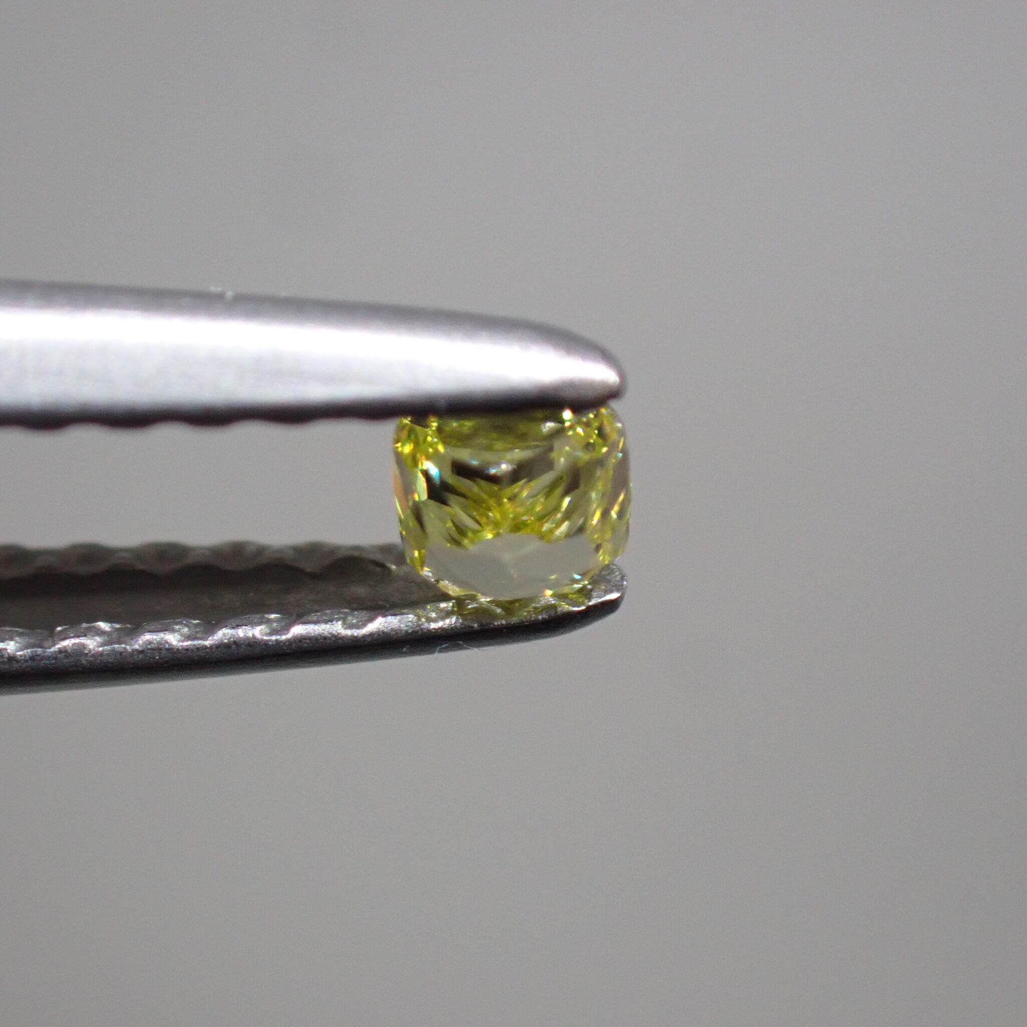 輝き キラキラのFancy Intense Yellow (SI-1) 0.106ct | 宝石つむり