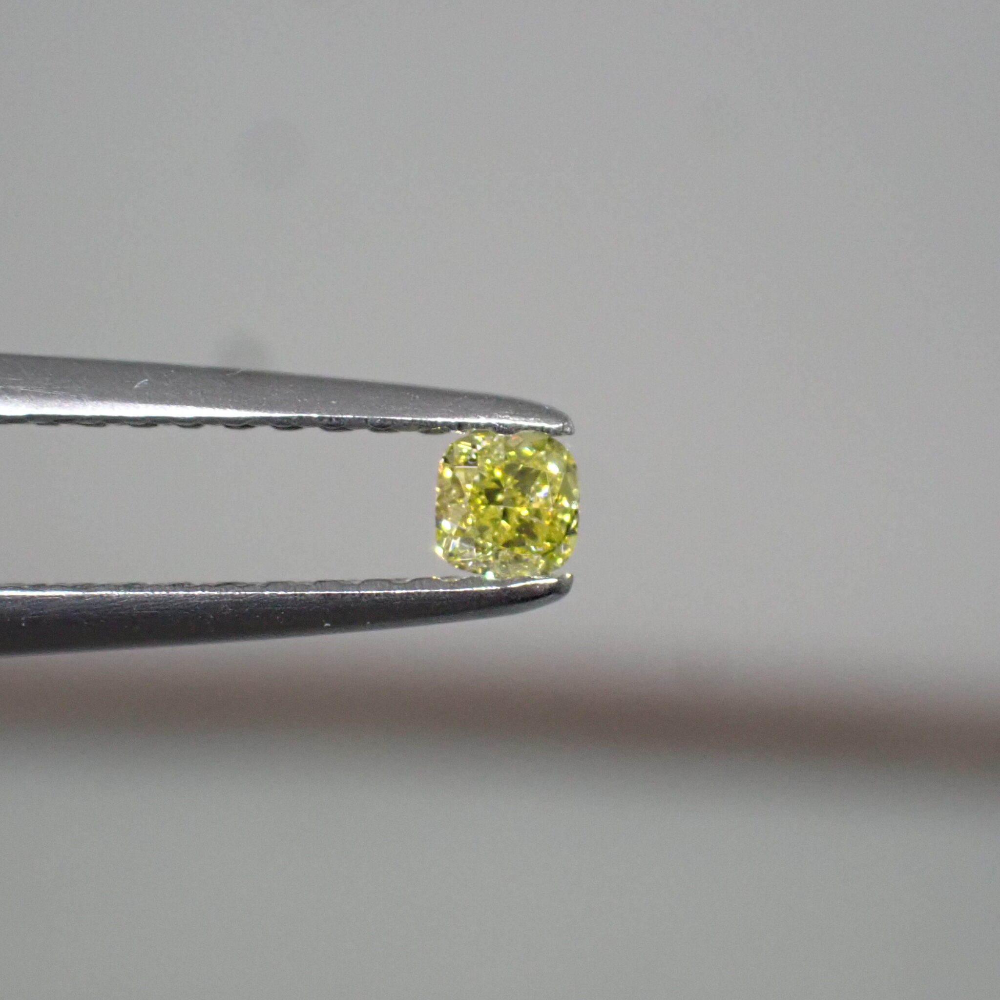 輝き キラキラのFancy Intense Yellow (SI-1) 0.106ct | 宝石つむり