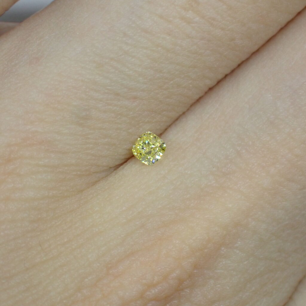 輝き キラキラのFancy Intense Yellow (SI-1) 0.106ct | 宝石つむり