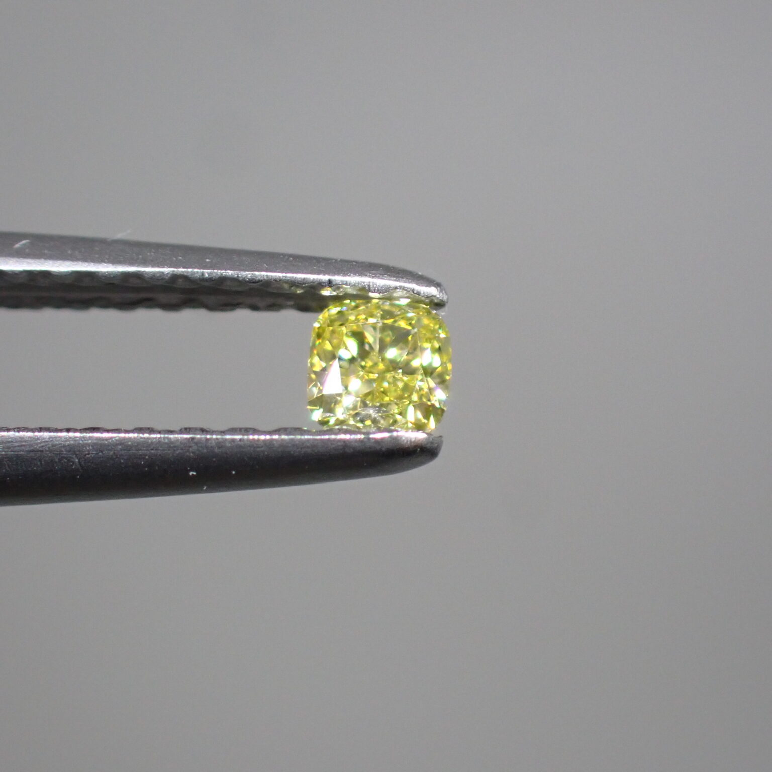 輝き キラキラのFancy Intense Yellow (SI-1) 0.106ct | 宝石つむり