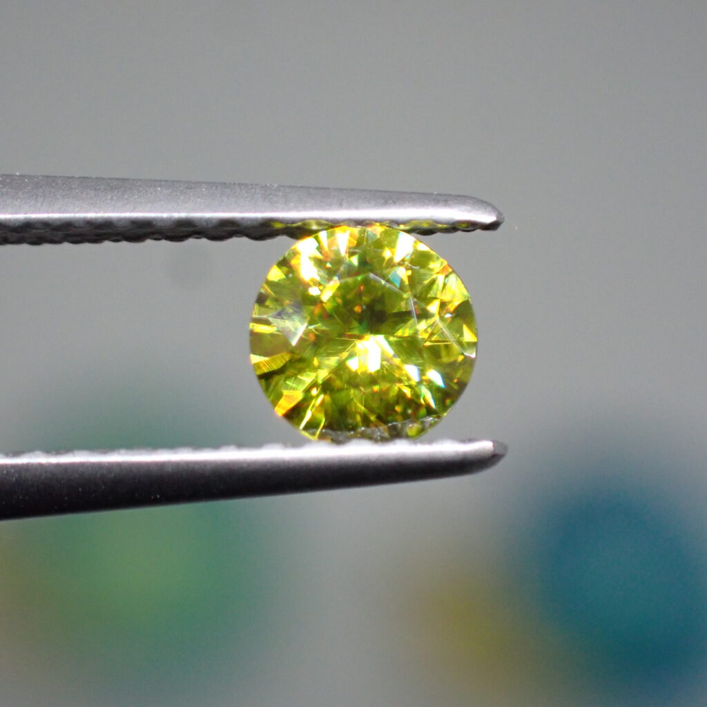 エナジードリンクカラー？！ファイアがまばゆいスフェーン 0.394ct | 宝石つむり