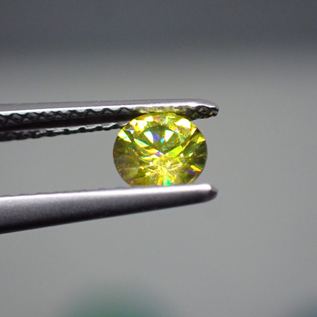 エナジードリンクカラー？！ファイアがまばゆいスフェーン 0.394ct | 宝石つむり