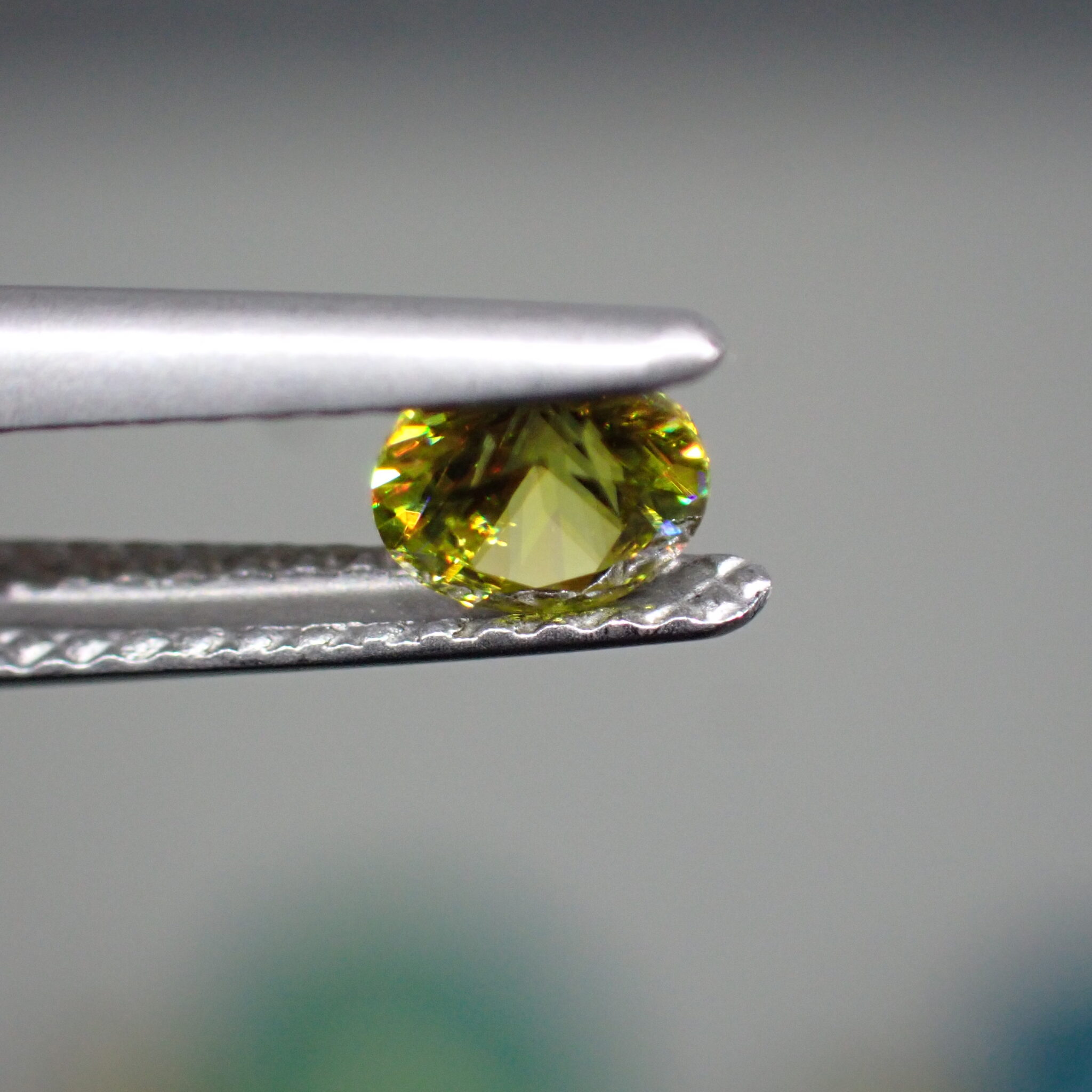 エナジードリンクカラー？！ファイアがまばゆいスフェーン 0.394ct | 宝石つむり