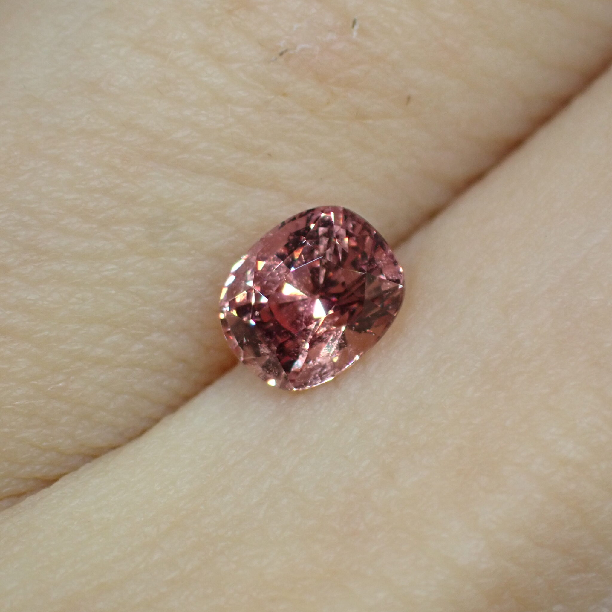 AIGS鑑別書付き☆肌なじみの良いパパラチアサファイア 0.77ct | 宝石つむり