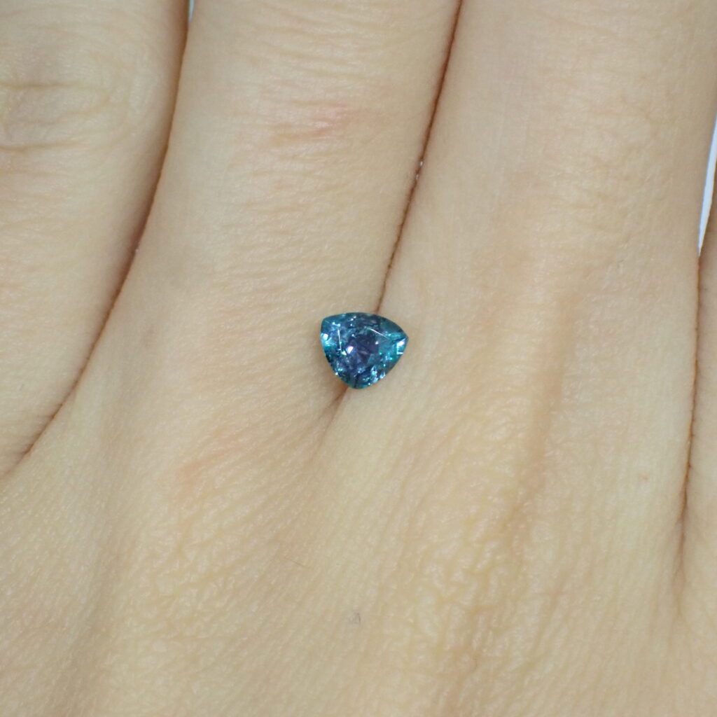 濃く深いブルー☆多色性 コーネルピン 0.39ct | 宝石つむり