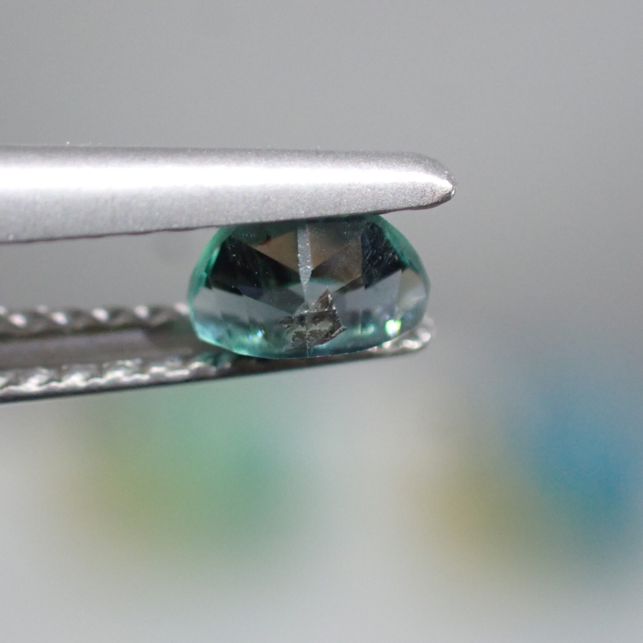 濃く深いブルー☆多色性 コーネルピン 0.39ct | 宝石つむり