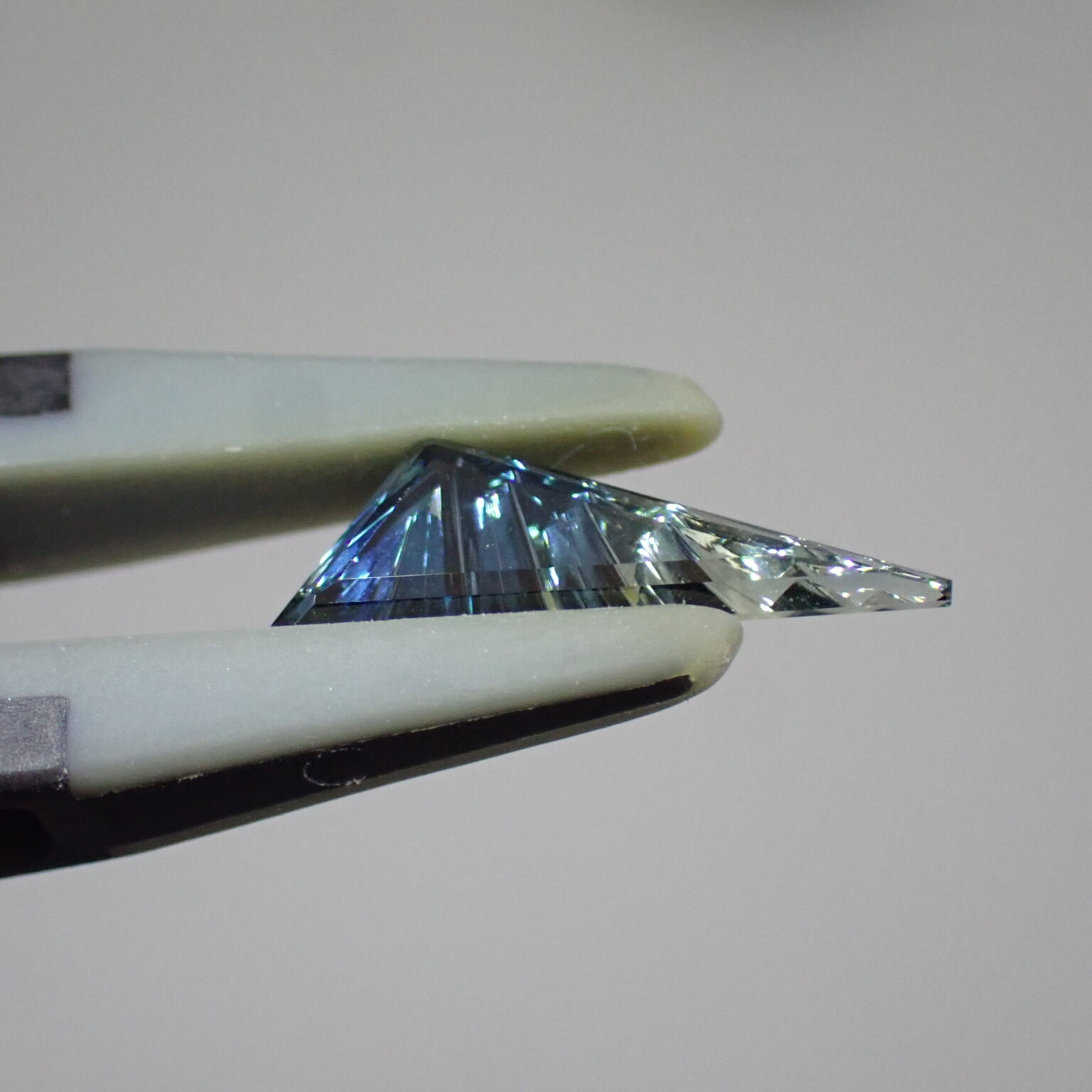 【ツーソン新着】John Dyer☆オーストラリア産パーティーカラードサファイア 0.52ct | 宝石つむり