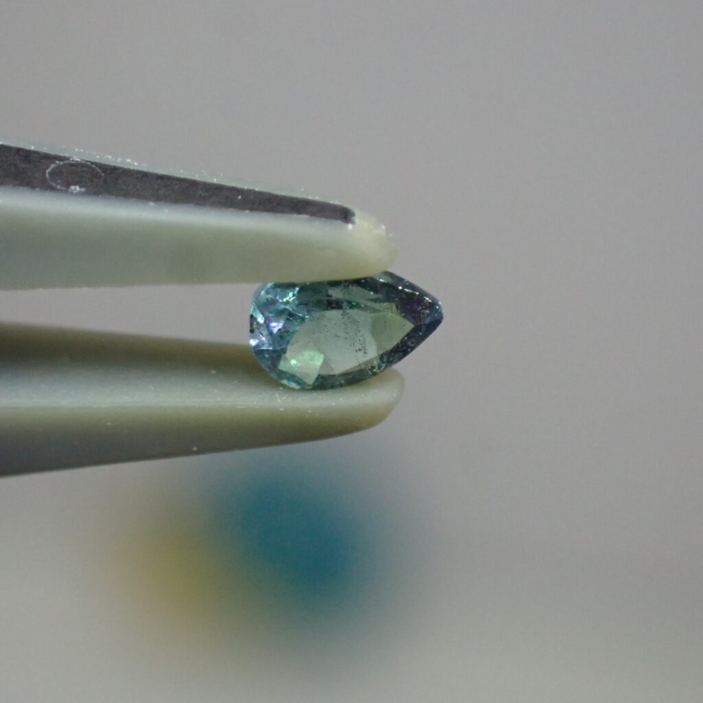 鮮やかなネオン感＆強い多色性！希少なブルーグリーンコーネルピン 0.174ct | 宝石つむり