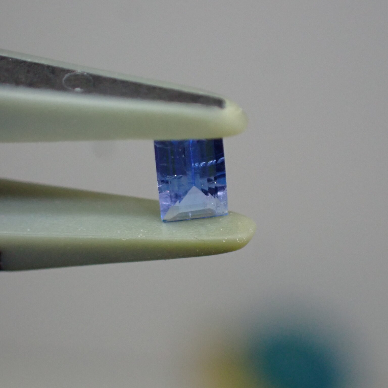 輝き際立つトップカラー！多色性が美しいバゲットカットのエレメージェバイト 0.245ct | 宝石つむり