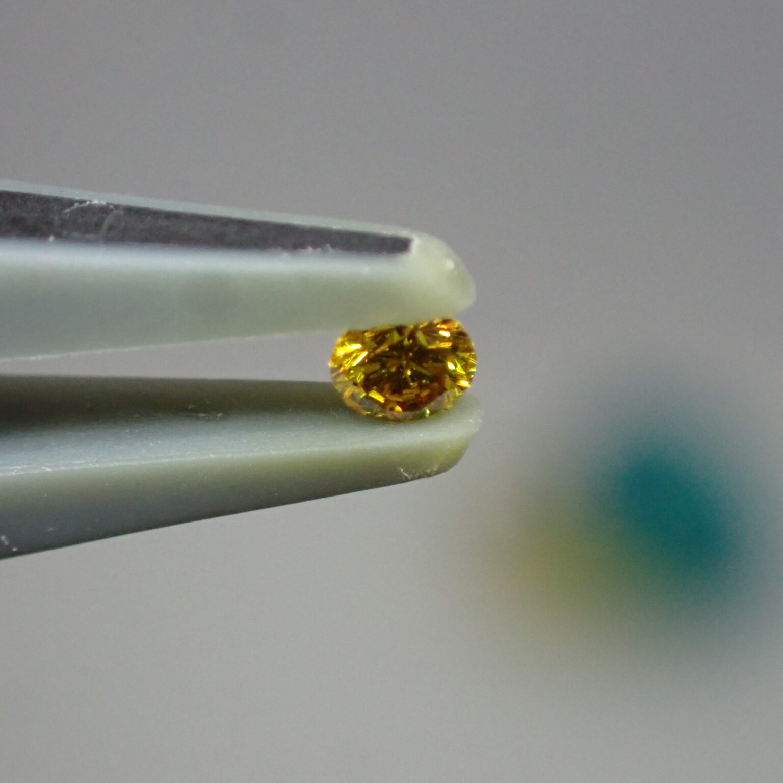 まばゆく弾ける彩度と輝き☆Fancy Vivid Orangy Yellow ダイヤモンド 0.073ct（中央宝石研究所ソーティング付） | 宝石つむり