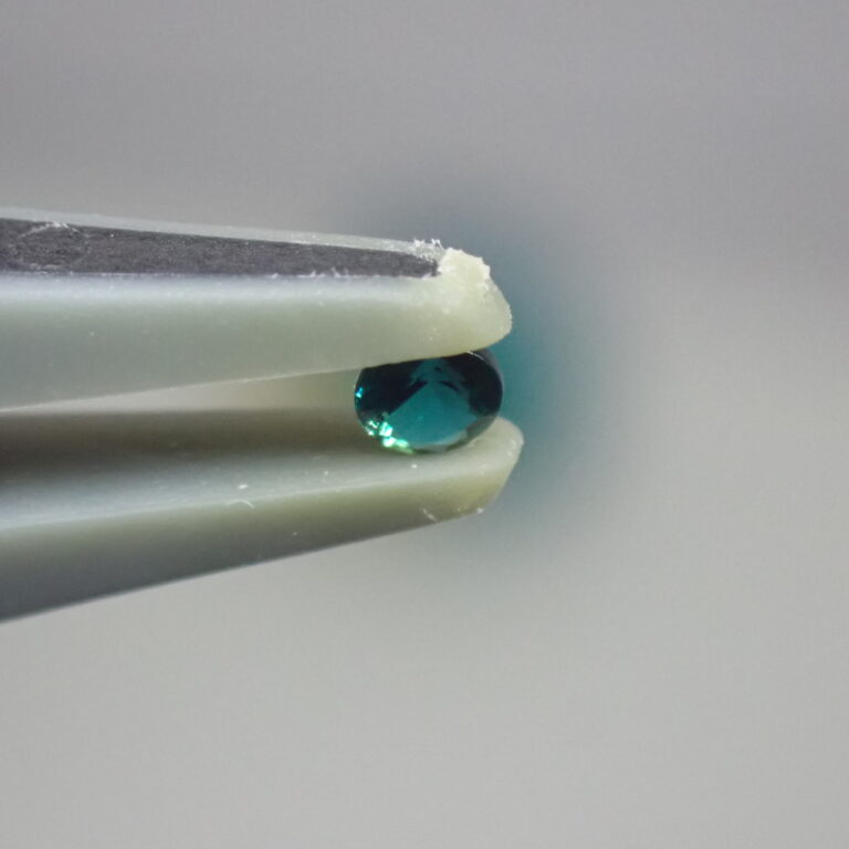 森の奥に差し込むような輝き Skardu産の多色に煌めくラズーライト 0.052ct | 宝石つむり