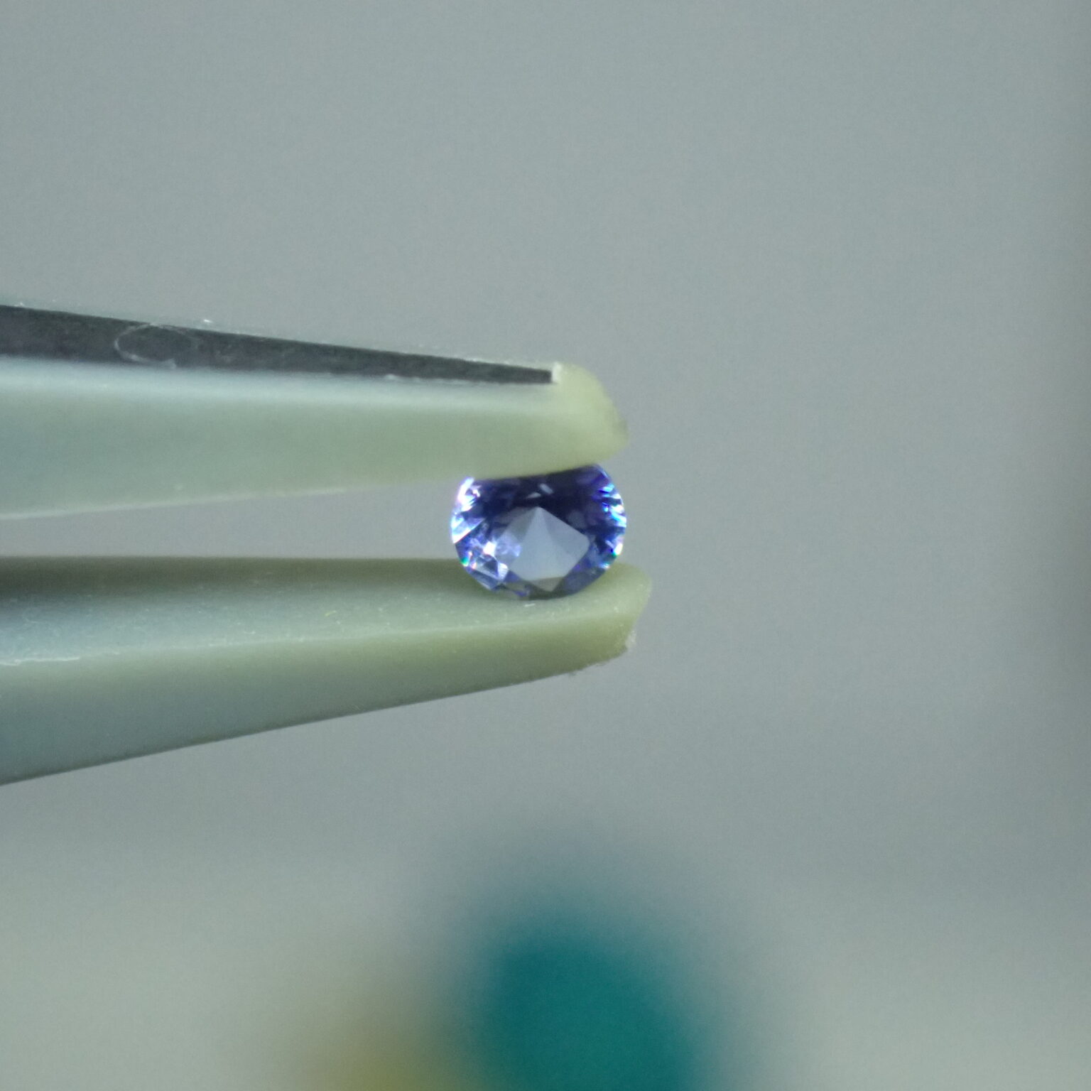 夜明けを閉じ込めた☆ジュエリーにも映えるヴァイオレットブルーのベニトアイト 0.069ct | 宝石つむり