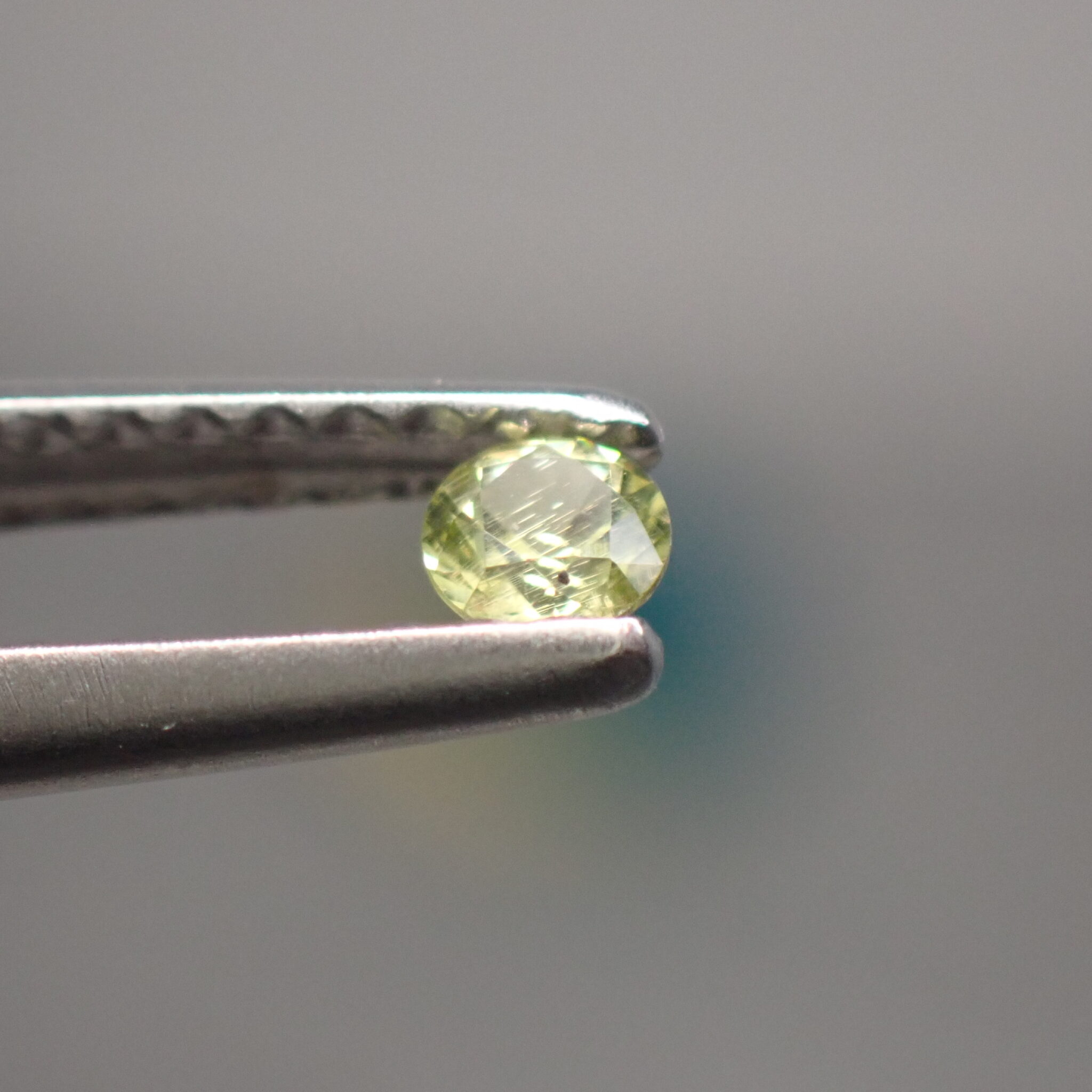 宇宙からの宝石☆インドネシア産☆虹針入り パラサイトペリドット 0.082ct | 宝石つむり