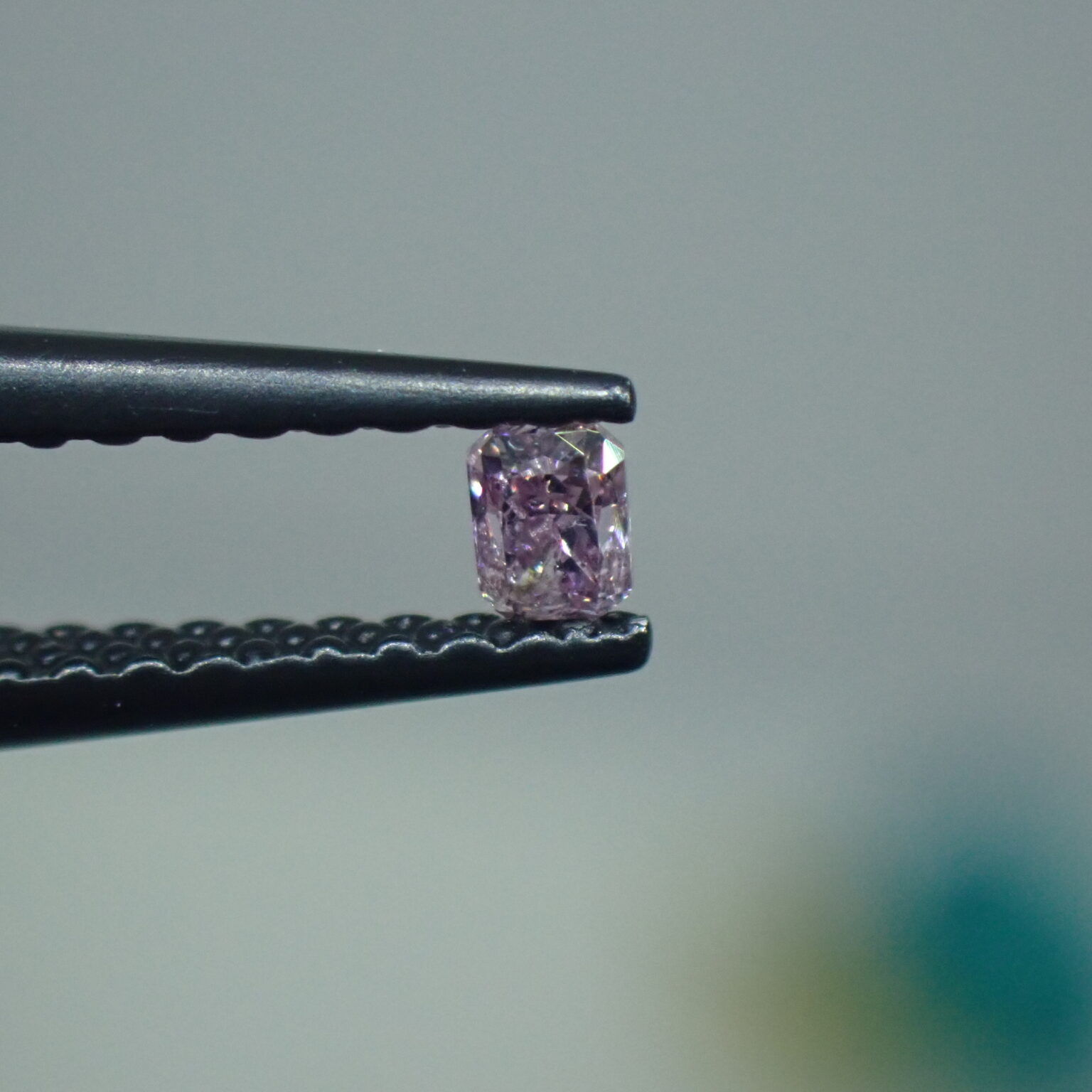 気品を纏う輝き ─ Fancy Intense Purple Pink 0.073ct | 宝石つむり
